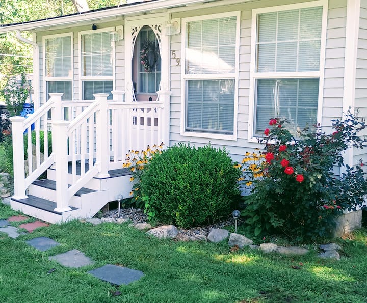 Charming Cottage By The Lake - Coventry, CT