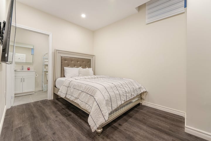Cozy Basement Suites Oakville Room 1 - Oakville