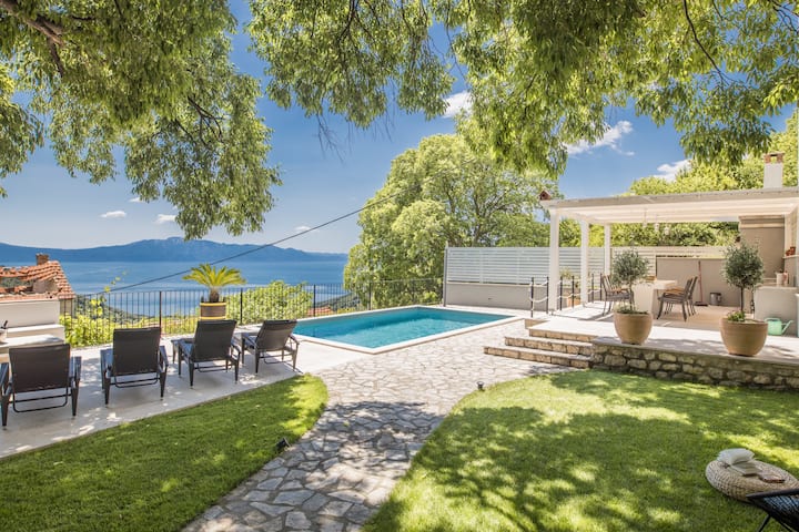 “ Villa Where Luxury Meets Nature” - Podaca