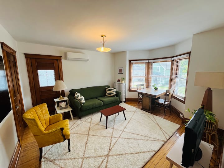 Charming Downtown Apartment - Cornwall