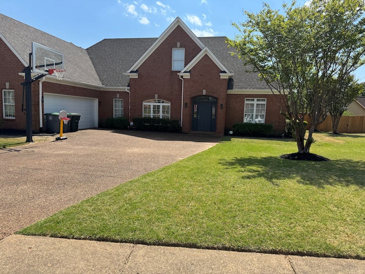 Work Play Stay - Poolside Comfort Near Shelby Farm - Germantown, TN