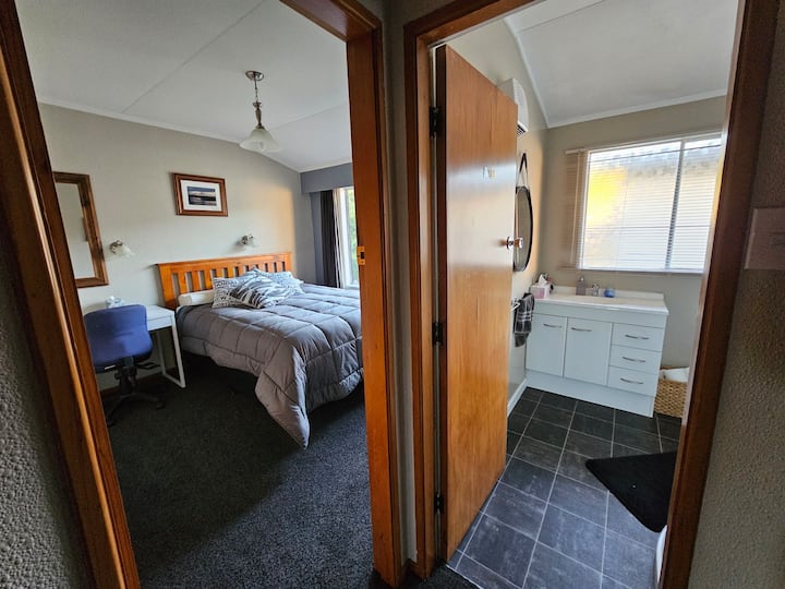Serenity On Holywood - Invercargill