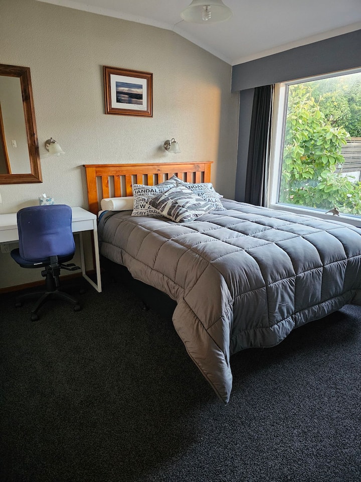 Serenity On Holywood - Invercargill