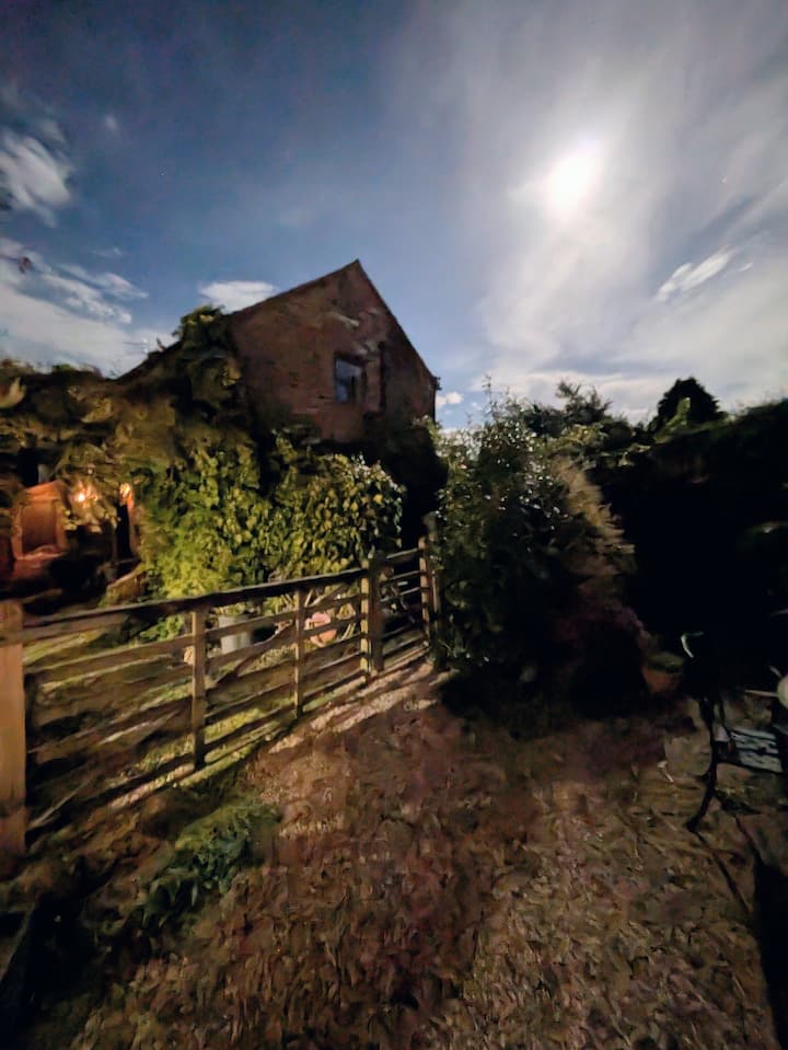 Cosy Old Cottage Conversion - North Wales