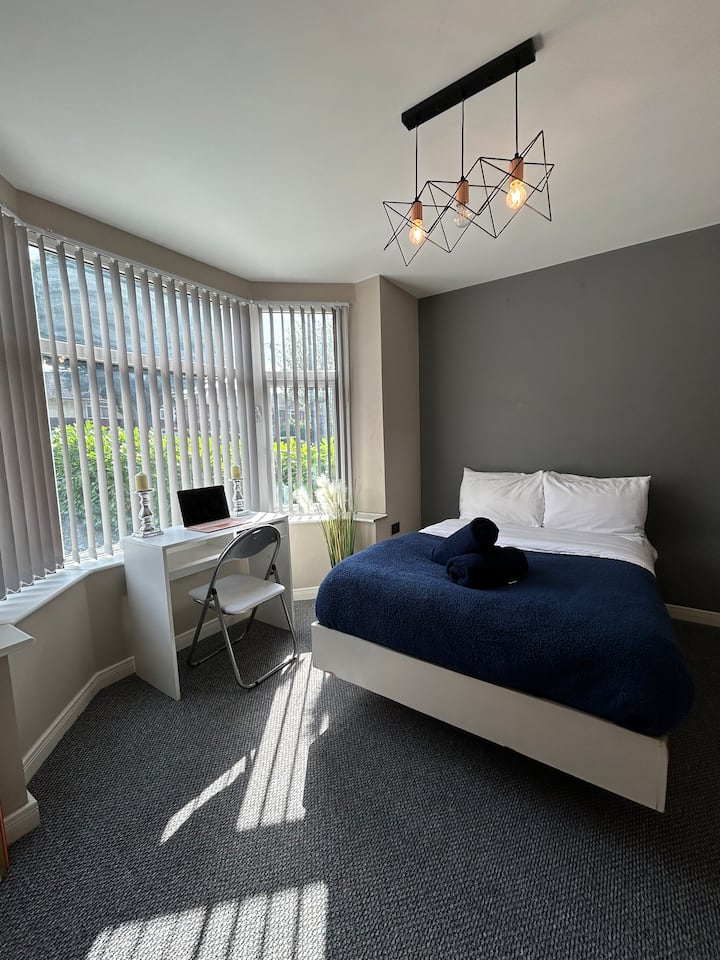 5-bed Comfortable Home Perfect For Contractors - Beverley, UK