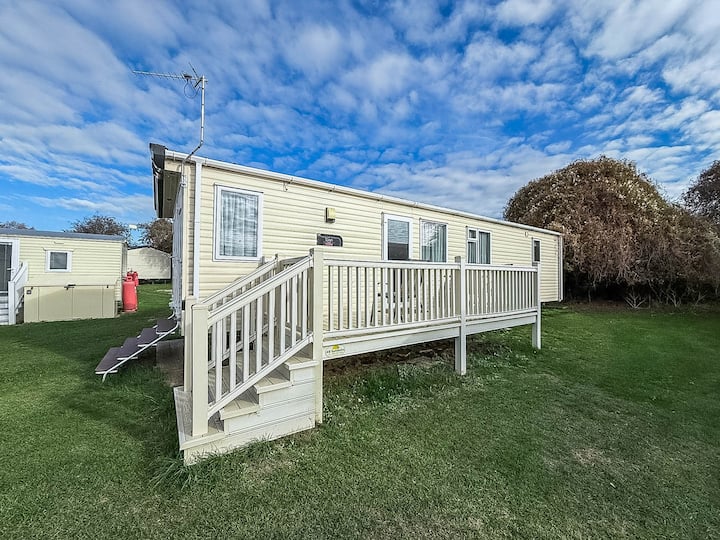 Wonderful 6 Berth Caravan, Norfolk Ref 23028s - Hunstanton