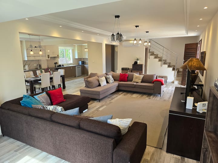 Sunrise Garden Family Retreat, Sleeps 8 - Chipre