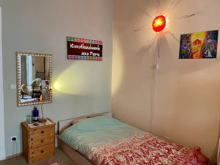 Inka Zimmer In Bunter Künstlerwohnung - Munich