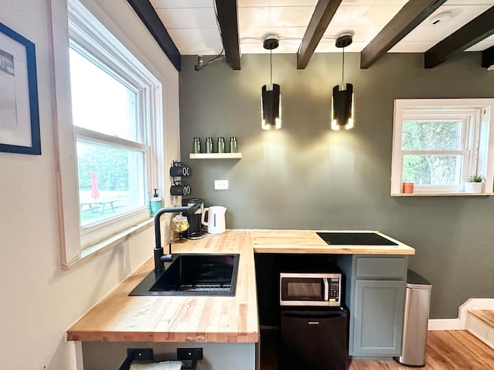 Guesthouse In The Heart Of Bethel With Hot Tub! - Bethel, NY