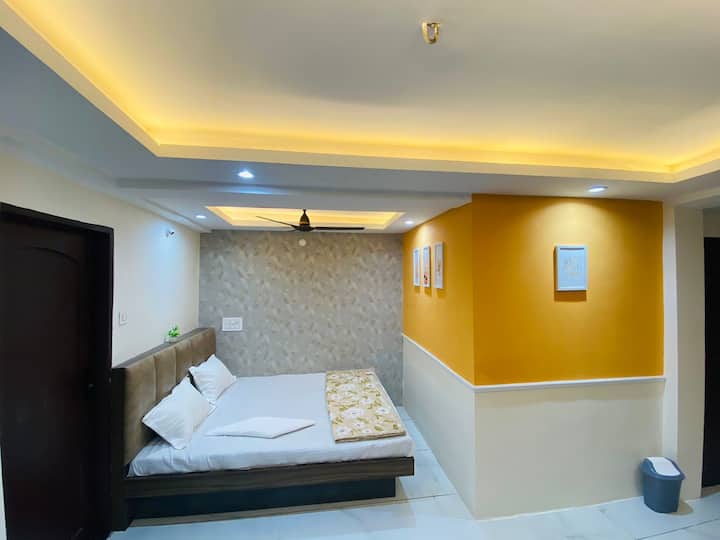 Deluxe Triple Premium Room @ Staymore (Ac) - Maheshwar