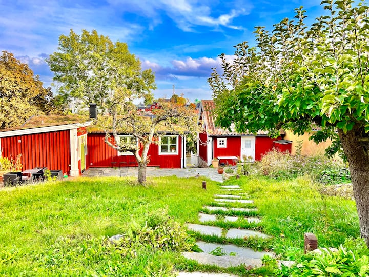 Charmig Stuga Med Grästak Och Perfekt Kvällssol - Vaxholm