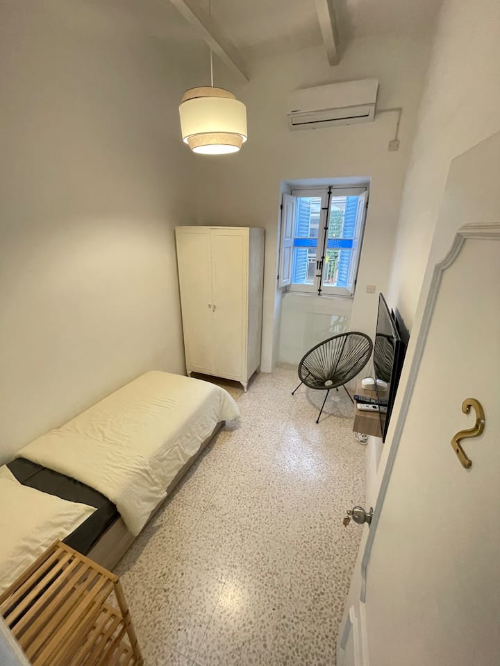 Comfy Single Room In Heart Of Sliema - Valletta, Malta