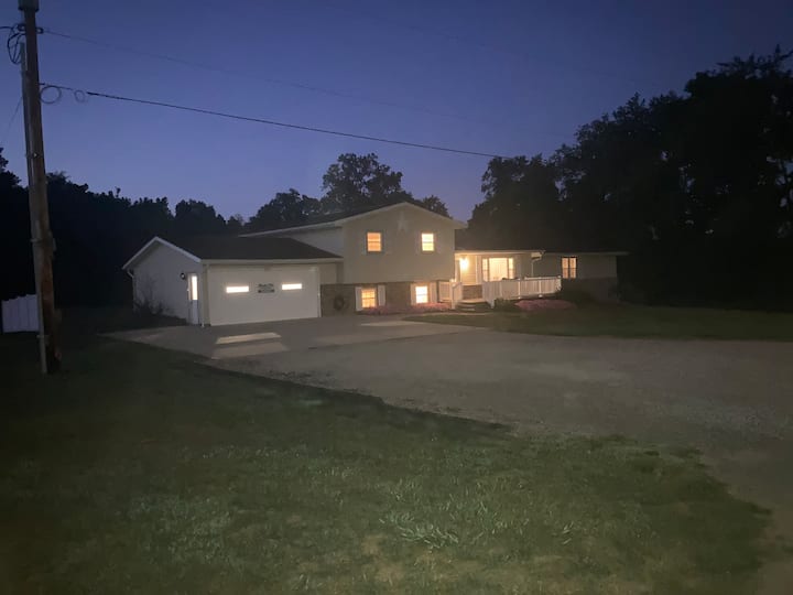 Family-friendly Home With Large Backyard & Game Rm - Fresno, OH