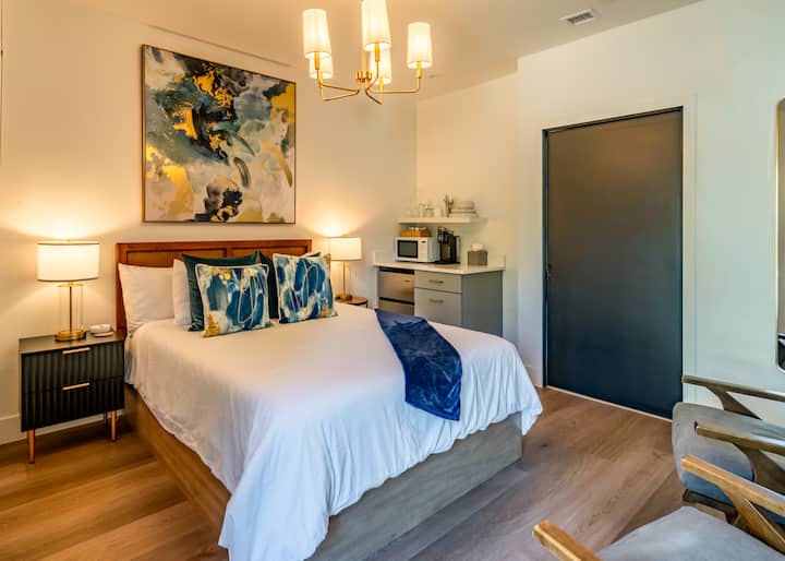 Bright And Airy Downtown - Santa Barbara, CA