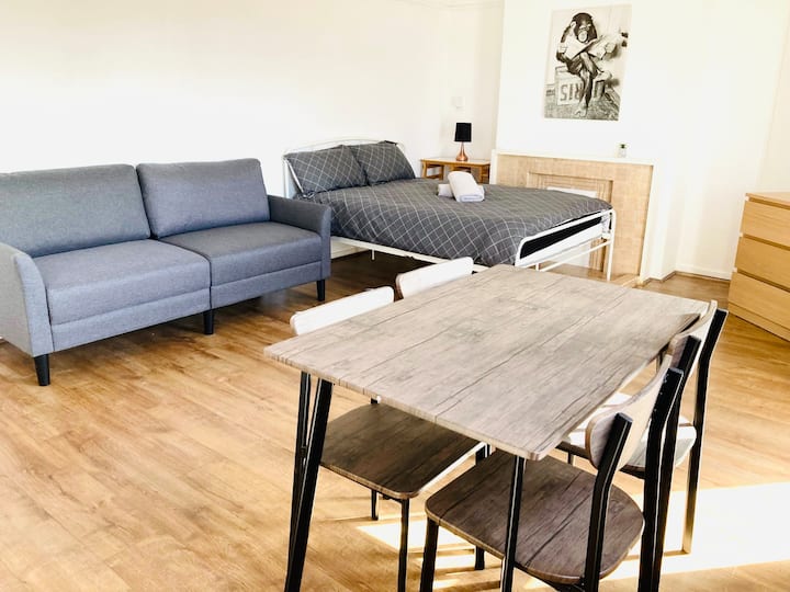(Cr1)large Balcony Room King’s Cross - London