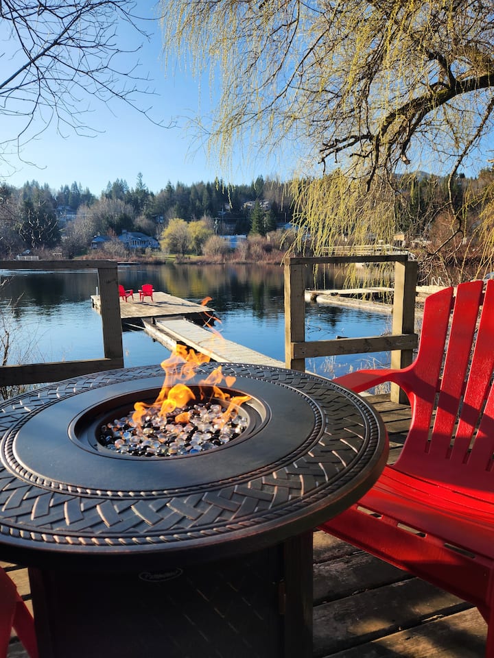 Cheevans Waterfront Guest Suite - Lake Cowichan