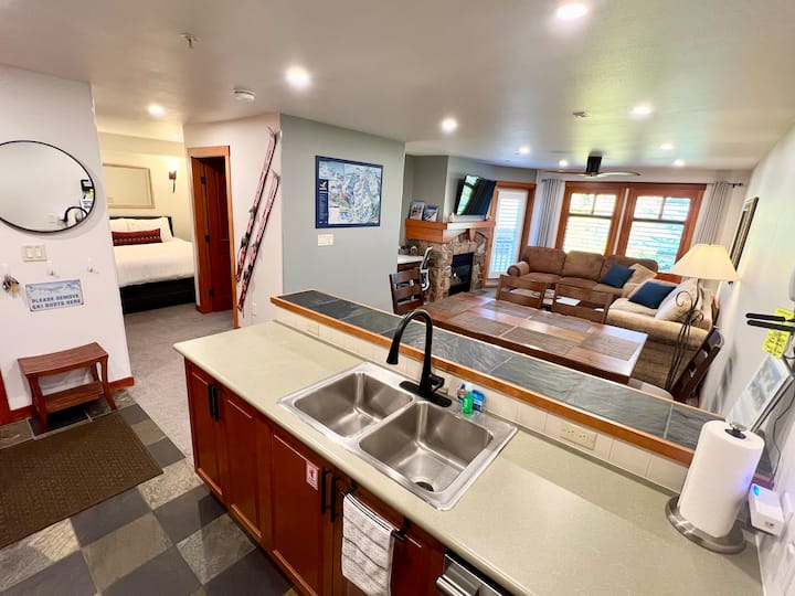 Ski-slope View, 3rd Flr, 1 Bed + Den! Heated Pool! - Snowbird, UT