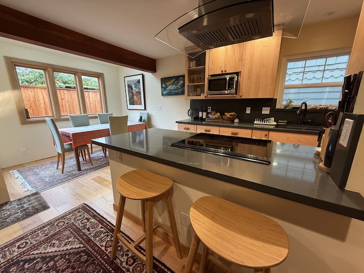 Petit Maison: Two Bedroom W Dedicated Workspace - Monterey, CA