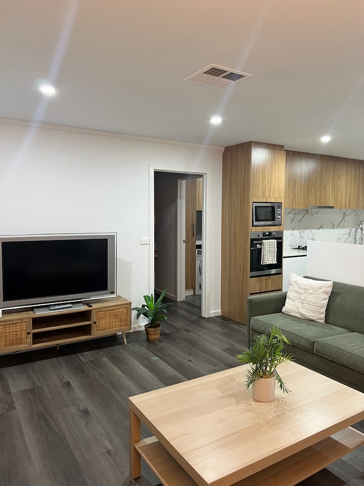 Modern 3-bedroom Home, Belconnen – Free Parking! - Canberra