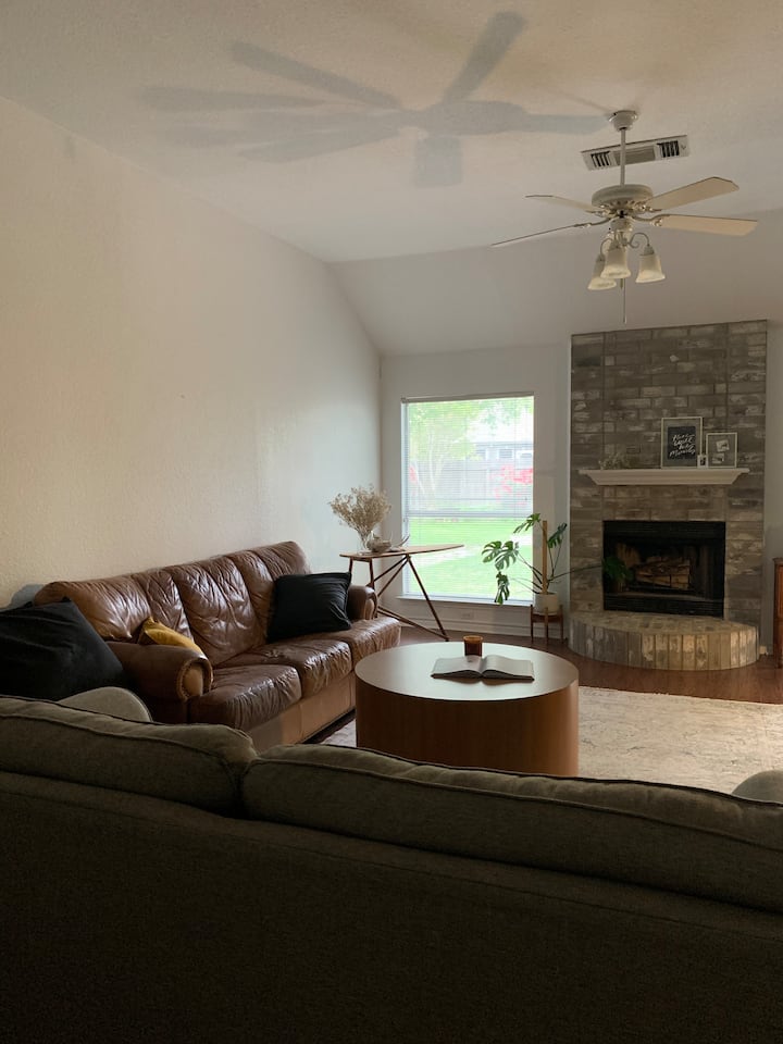 Modern & Cozy Home - Temple