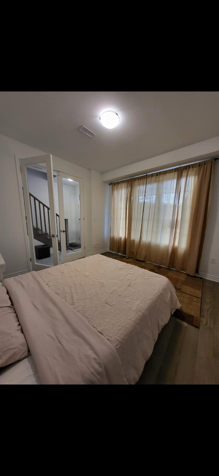 Ground Level Spacious Bedroom For Upto 3 People - Oakville