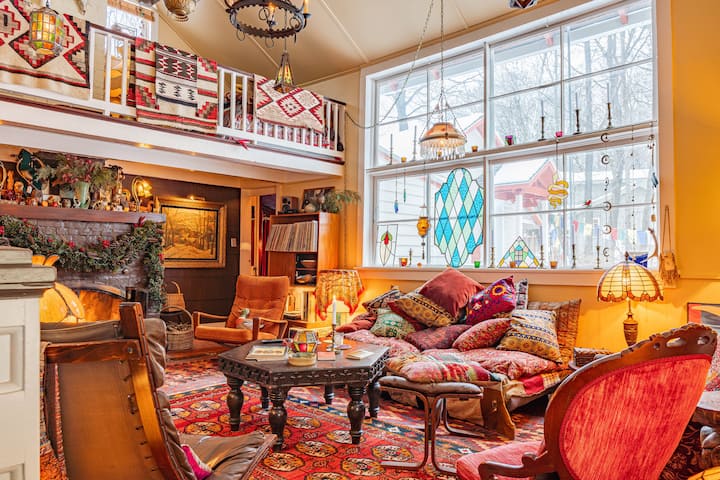 Artistic Woodstock Cottage - Woodstock, NY