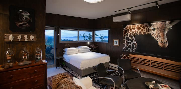 The Hill House Panorama
Artistic Cabin 
Waterviews - Kettering