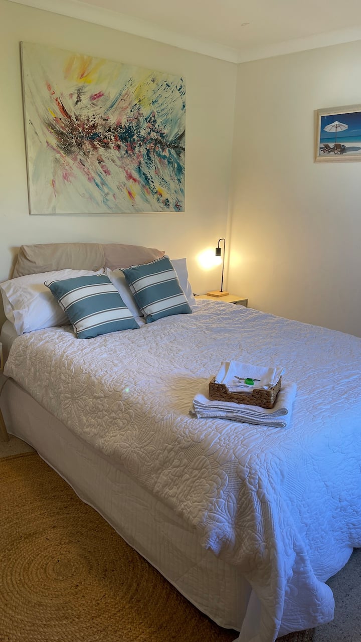 Queen Size Bed With Tv, Aircon And Close To Train - Kingsley
