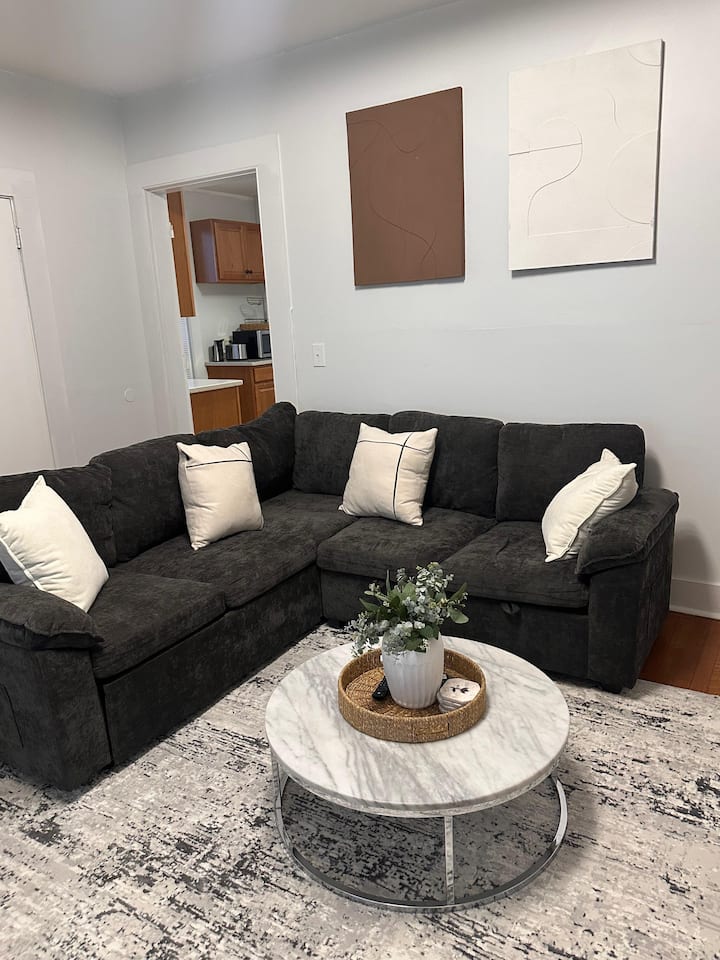 Stunning 2 Bedroom East Hartford Home - West Hartford, CT