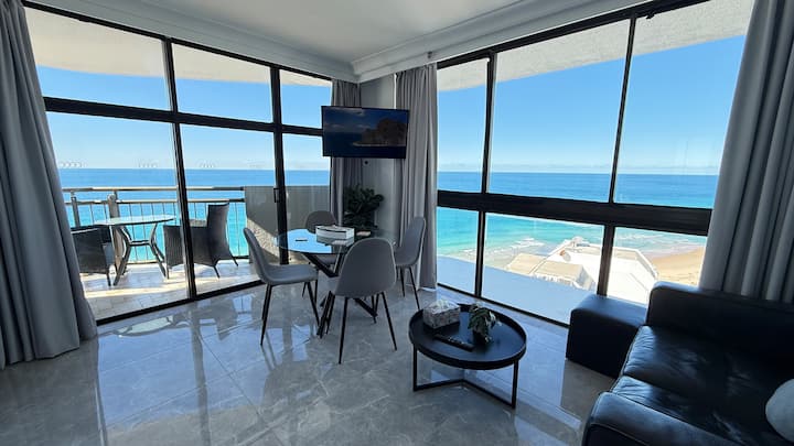 Sky-high Studio Sanctuary: Top-floor Apartment - Surfers Paradise