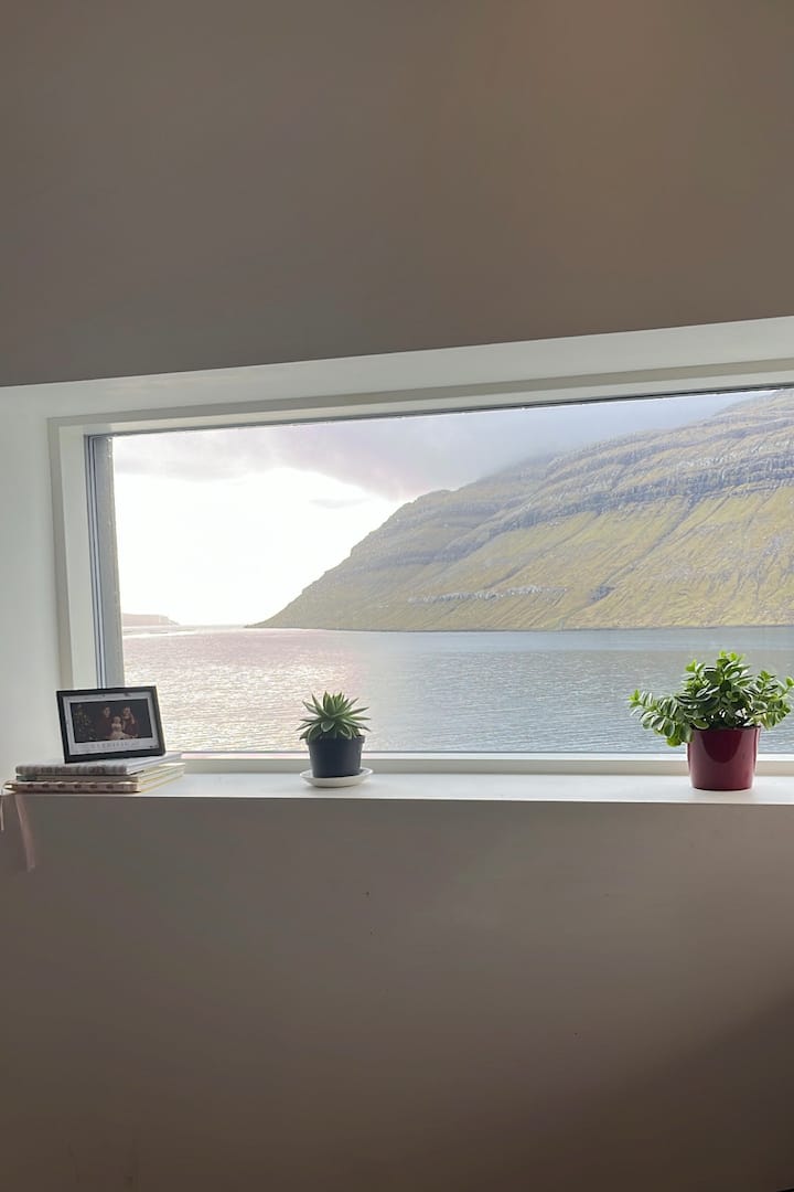 Moderne Hus Med God Udsigt Til Fjeld Og Hav. - Îles Féroé