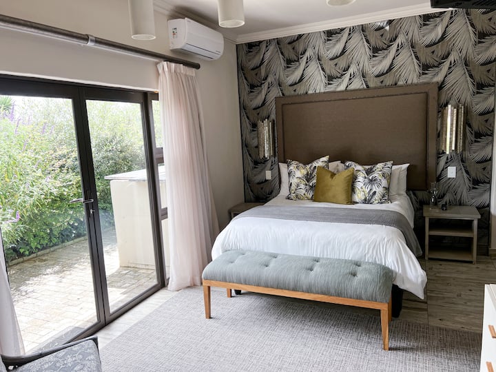 Cathedral Peak Wine Estate Manor
Bedroom 1 - Bergville