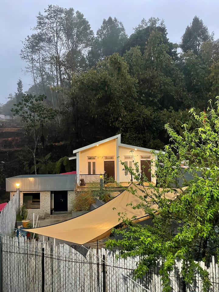 A Cottage With A Garden And Mountain Views - Lava
