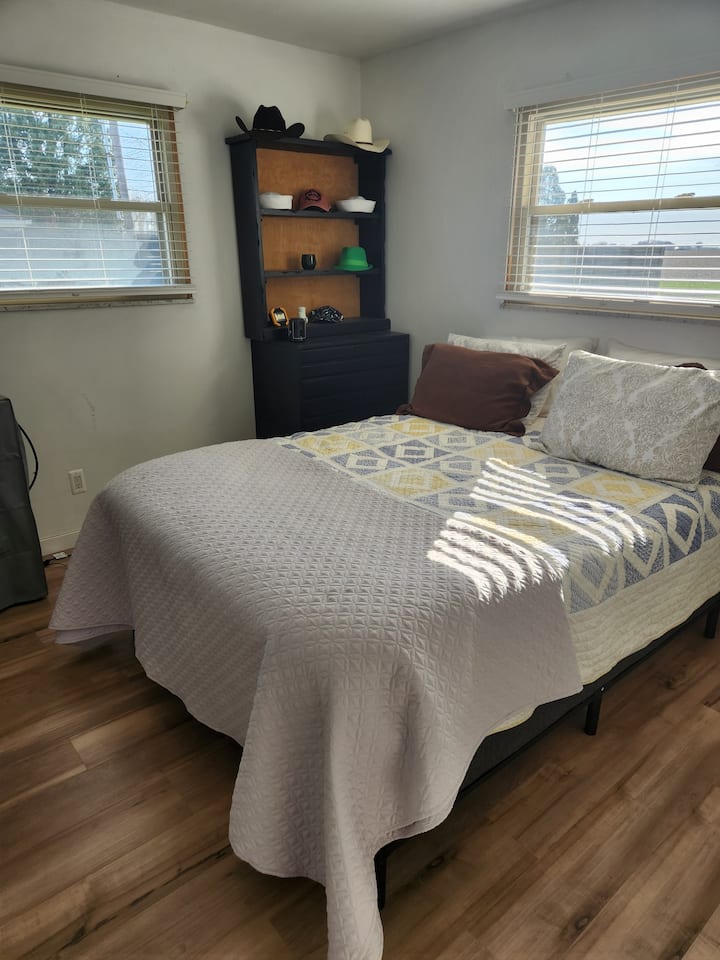Country Bed And Bathroom - Pendleton, IN