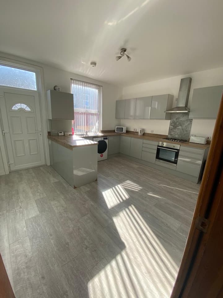Contractor Stays: 4 Bed 2 Bath Free Parking & Wifi - Mount Pleasant