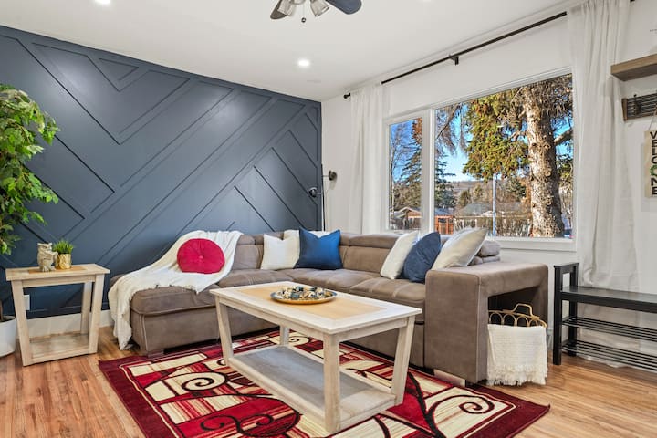 The Owl • Cozy Home • Fenced Yard • Near Banff - Calgary