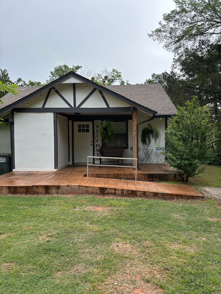 White Oak Cottage
(Near Lazy E) - Guthrie Lake, OK