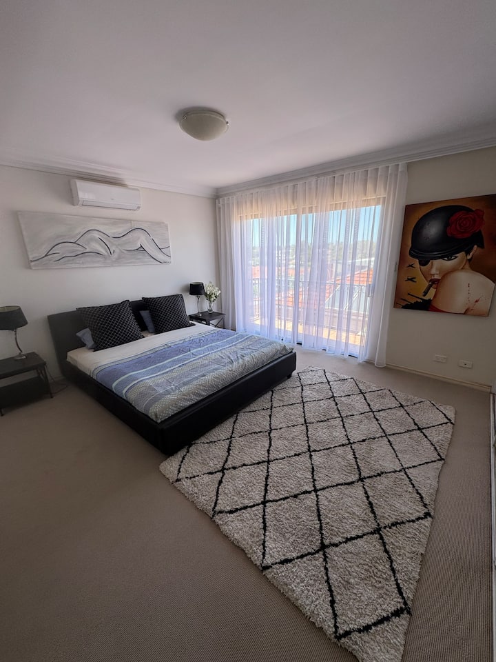 Stylish Townhouse With City Views - Perth