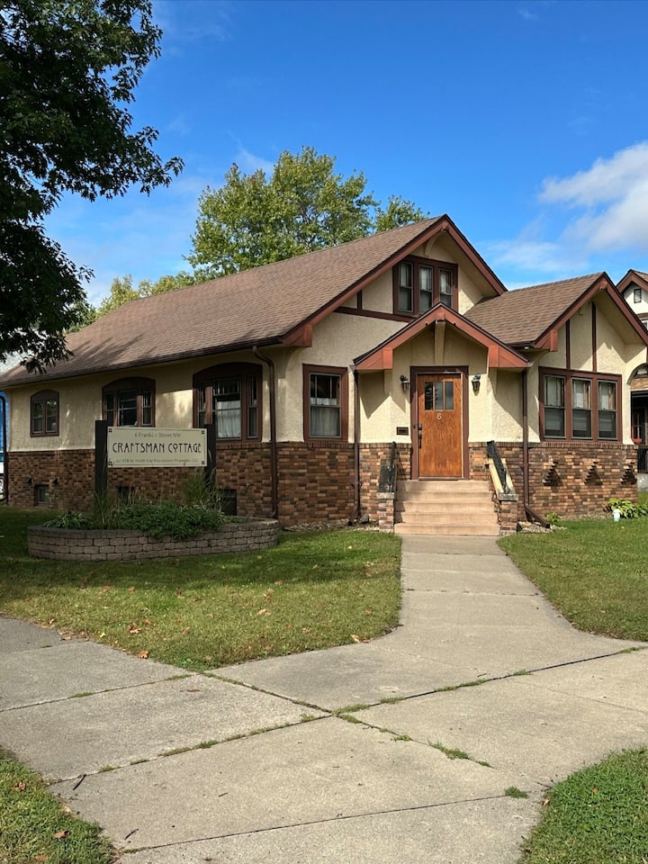 Downtown Bungalow. Sleeps 10. Wedding Prep Area! - Crow River Winery, Hutchinson
