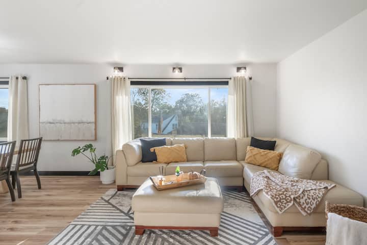 Elegance: Fully Remodeled. Walkable To Uni - Cedar Falls, IA