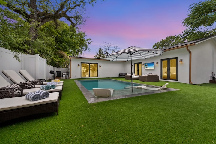 Sunny Iles - Luxurious Retreat Near Las Olas - Fort Lauderdale, FL