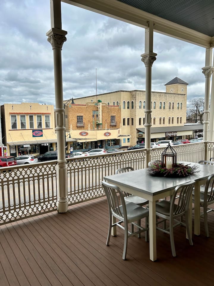 2 En-suites/main St/balcony/sleeps 6 - Fredericksburg, TX