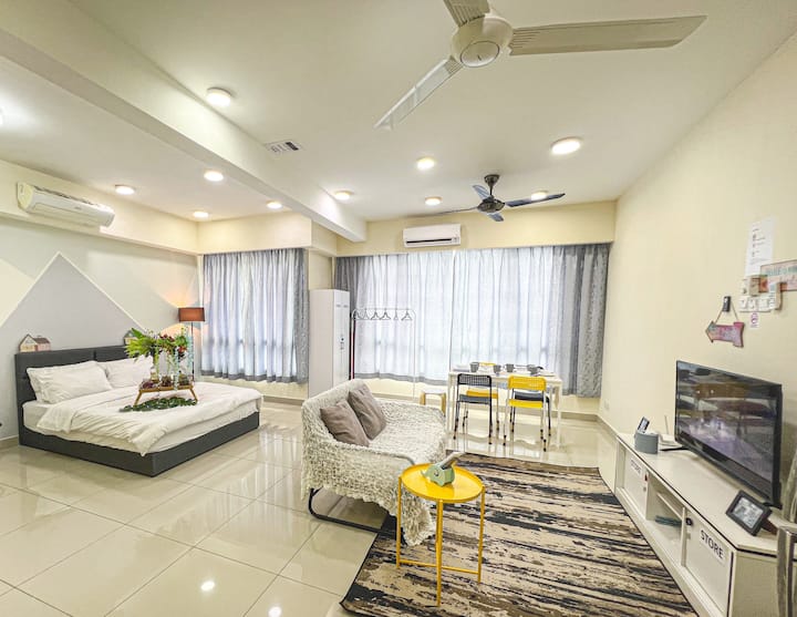 Relax & Recharge In A Modern Studio + Pool Access - Seri Kembangan