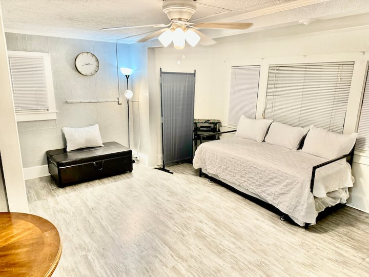 Tiny Home 1/2 Mile To Campus! - 사우스벤드