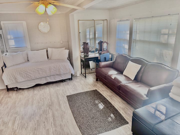 Tiny Home 1/2 Mile To Campus! - South Bend, IN