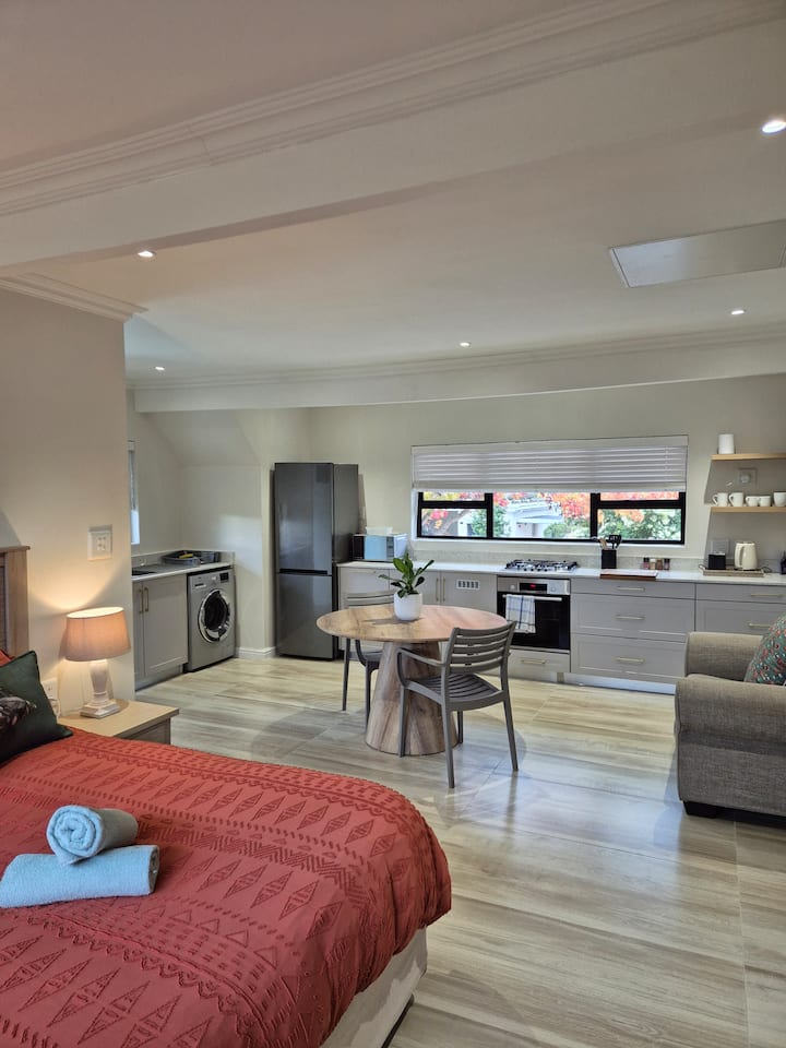 Modern & Stylish Studio • Parking • Wifi • Aircon - Kylemore