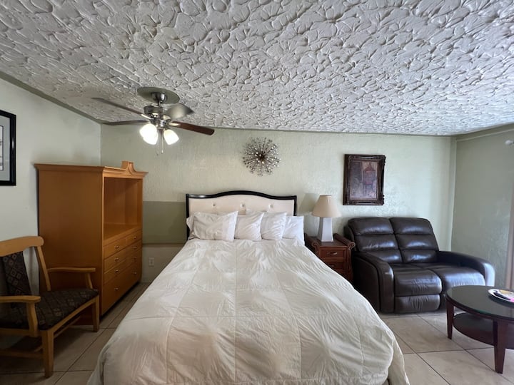 12n Las Vegas Bachelor Studio Near Strip - Las Vegas