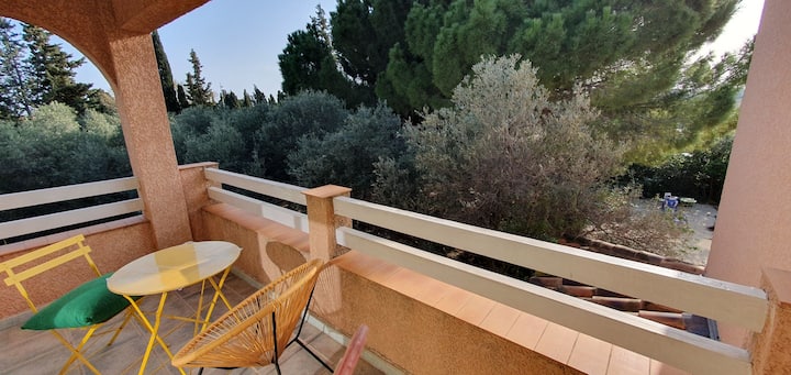 Un Balcon Sur Et Sous Les Oliviers. - Frontignan