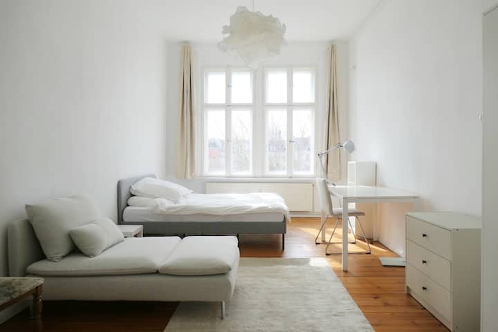 Bright, Central Canal-side Room - Berlín
