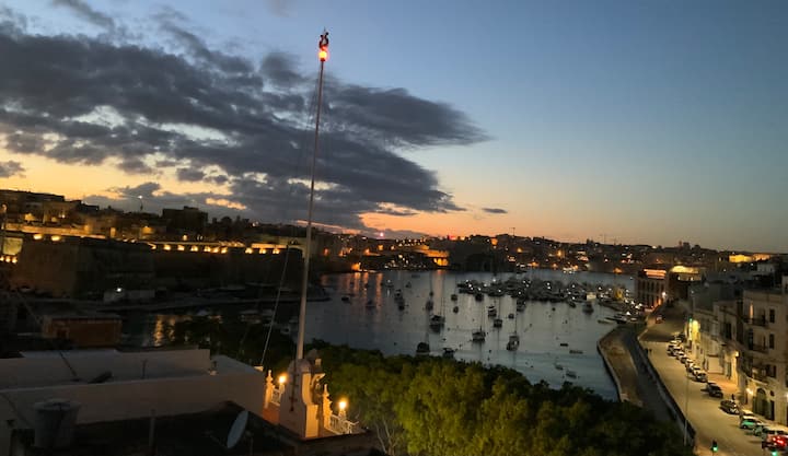 Stunning Town House On The Bay W/ Rooftop Terrace - Malta